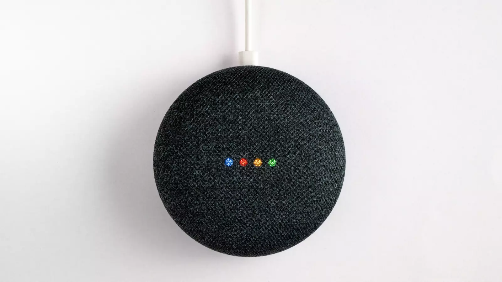 Google Nest ಮಿನಿ ಸ್ಪೀಕರ್ ಧ್ವನಿ-ಸಕ್ರಿಯ ಬಿಳಿ ಹಿನ್ನೆಲೆಯಲ್ಲಿ ಪ್ರಕಾಶಿಸಲಾಗಿದೆ