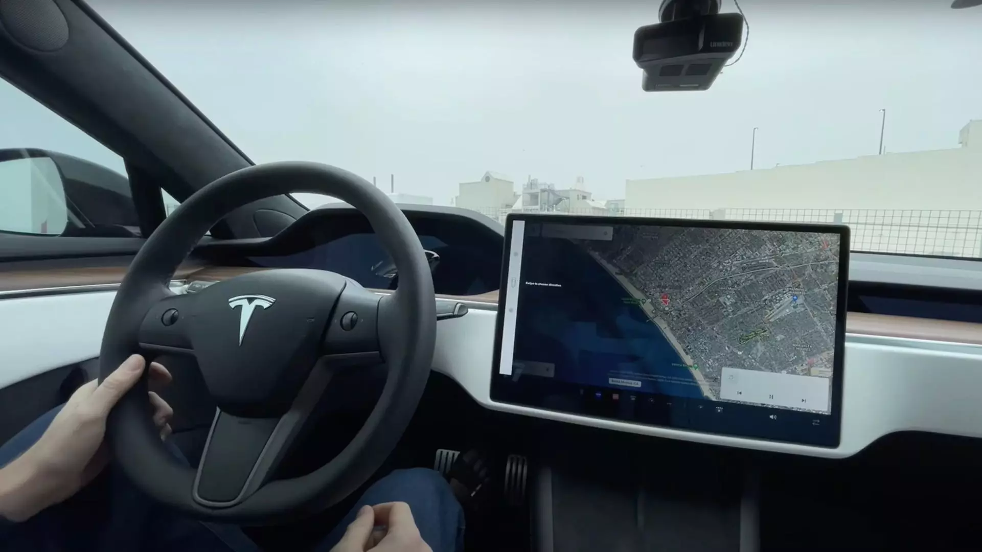 ទម្លាក់នឹម៖ ម្ចាស់ Tesla Model S Plaid នេះបានដំឡើងកង់ចង្កូតធម្មតា។