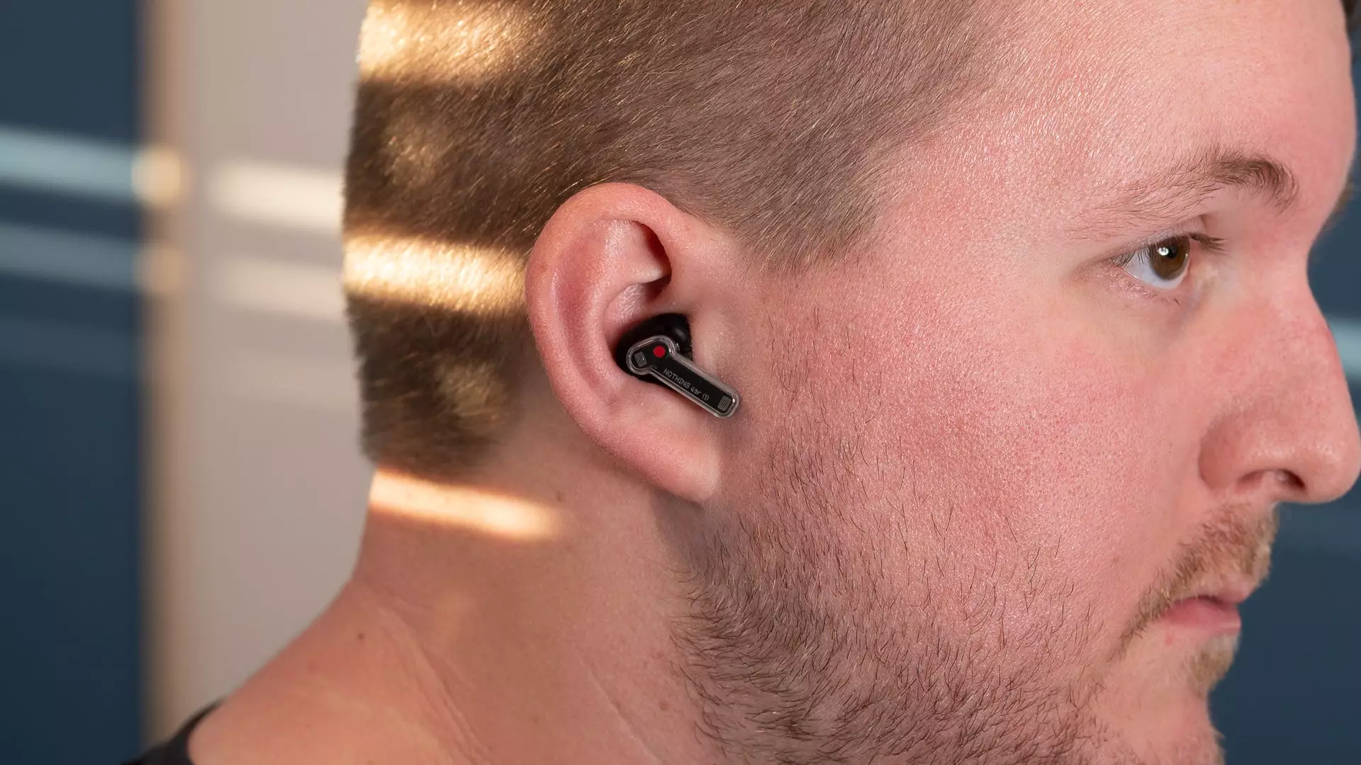 Profil samping dari Nothing Ear 1 Black in-ear