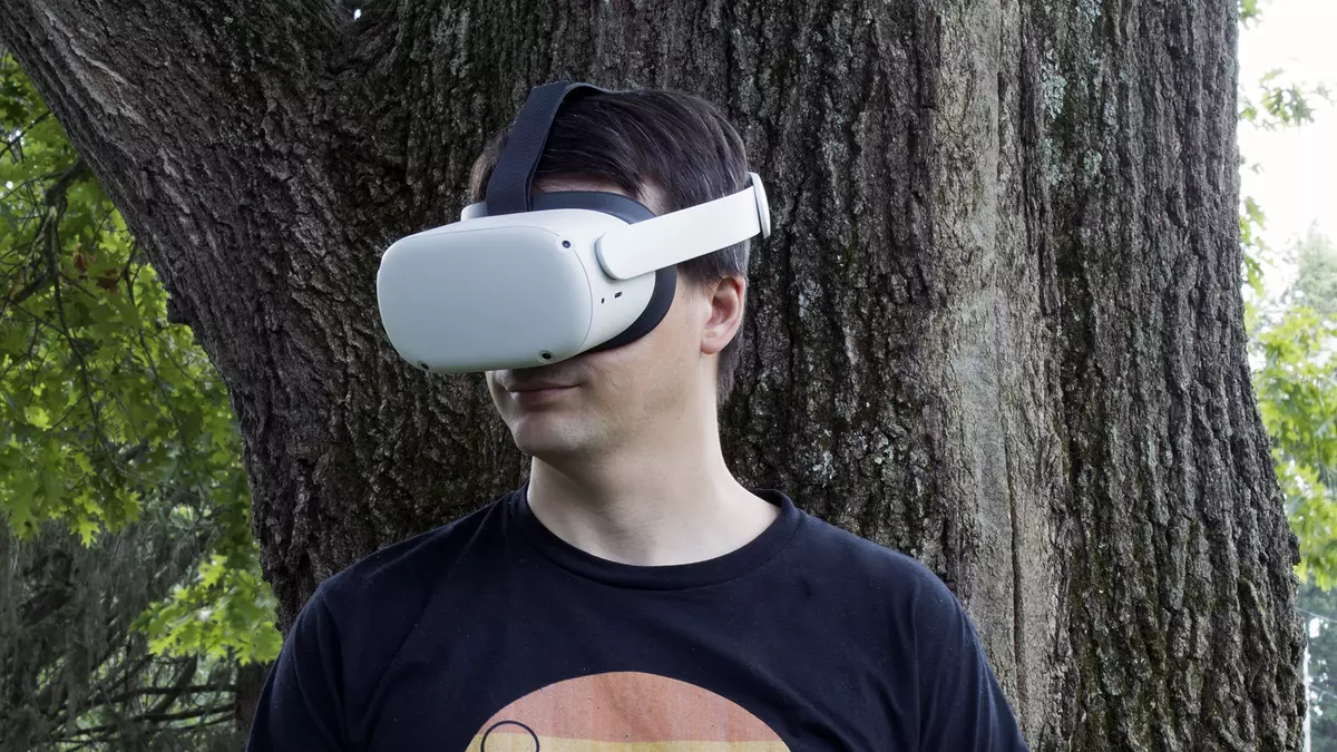 Човек кој носи слушалки Oculus Quest 2