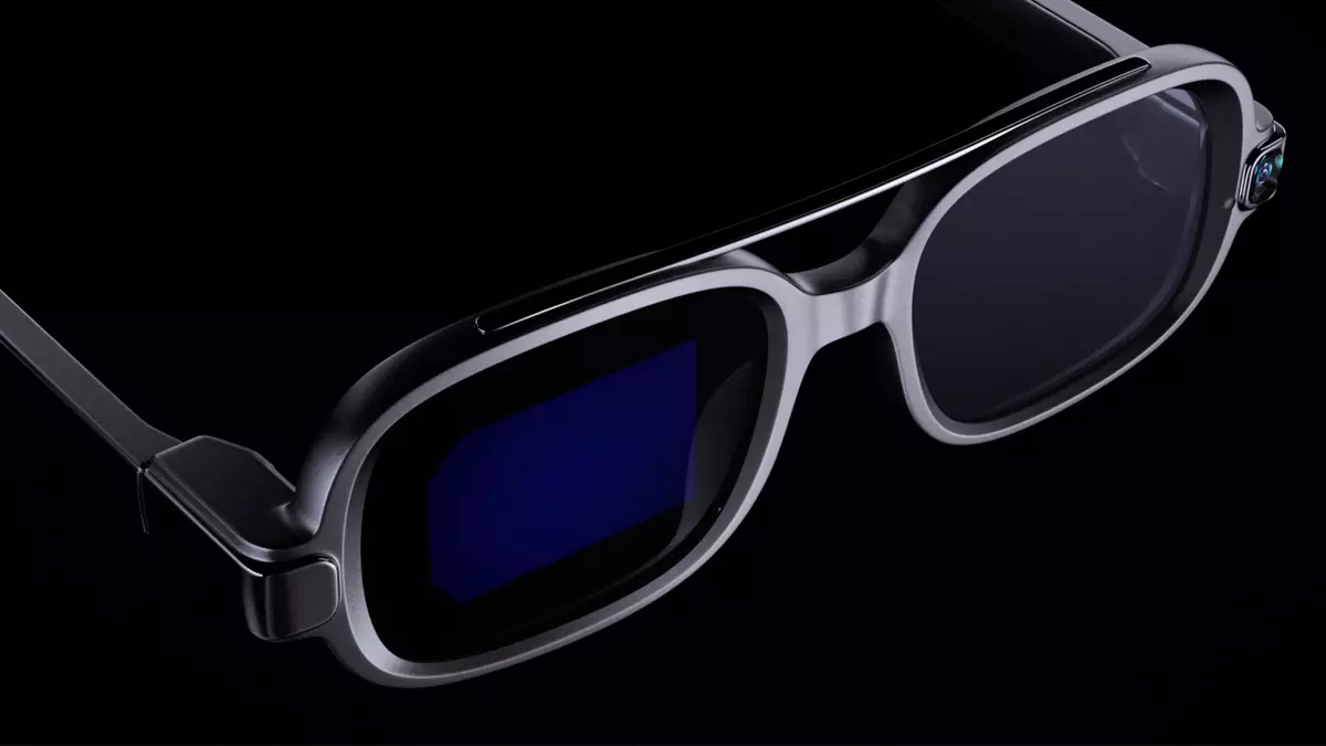 Τα έξυπνα γυαλιά της Xiaomi σε σκούρο φόντο. Μετά βίας μπορείτε να δείτε την ενσωματωμένη οθόνη πίσω από τον δεξιό φακό.