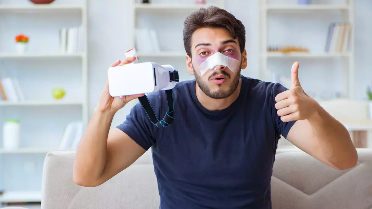 En skadad man håller ett VR-headset