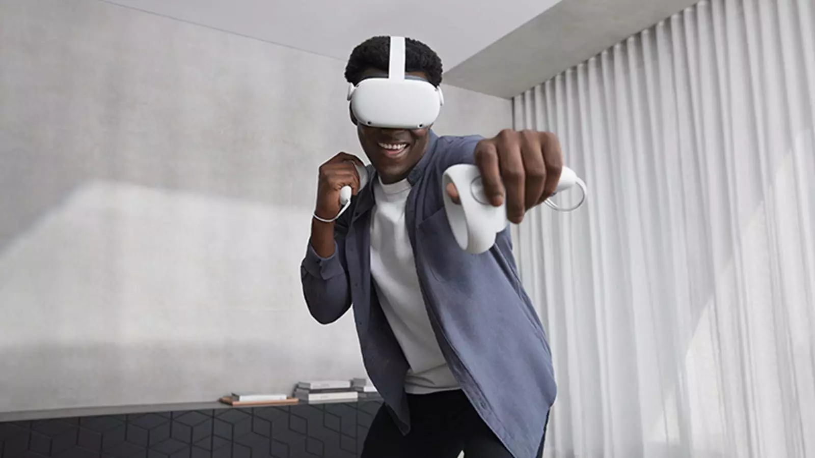 Man yn in VR-headset posearret mei syn earm út.