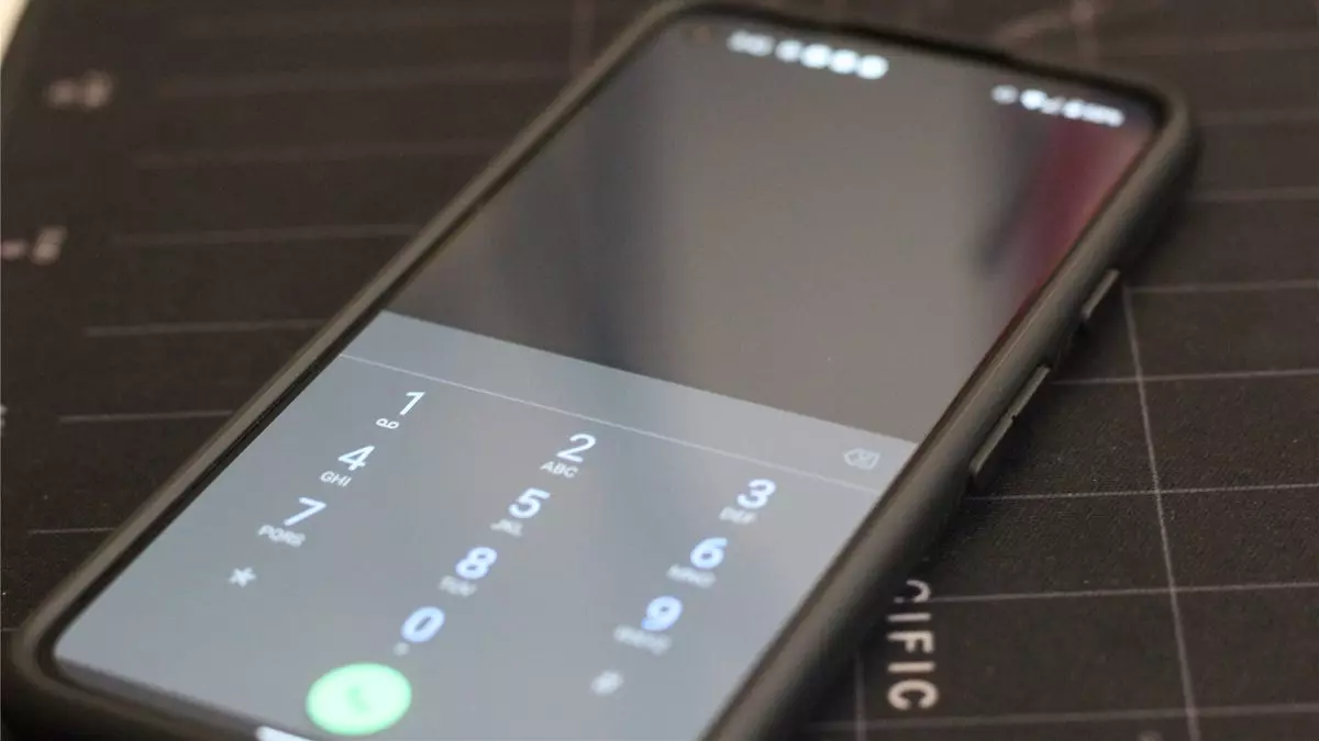 Klicalnik se odpre v telefonu Pixel 5, temno ozadje z mrežnimi črtami