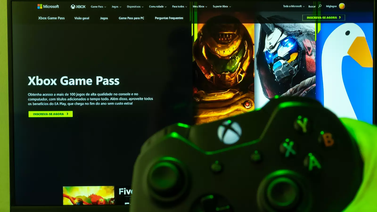 Xbox Game Pass sa TV na may controller ng Xbox One