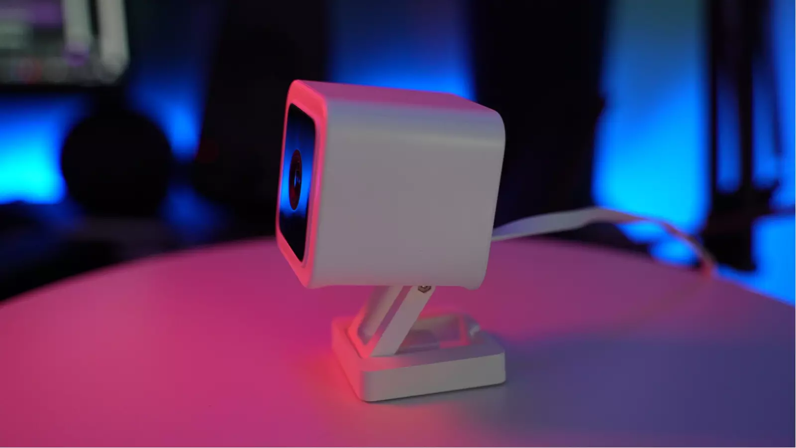 Eine winzige weiße Überwachungskamera auf einem Plattenteller in einem Studio