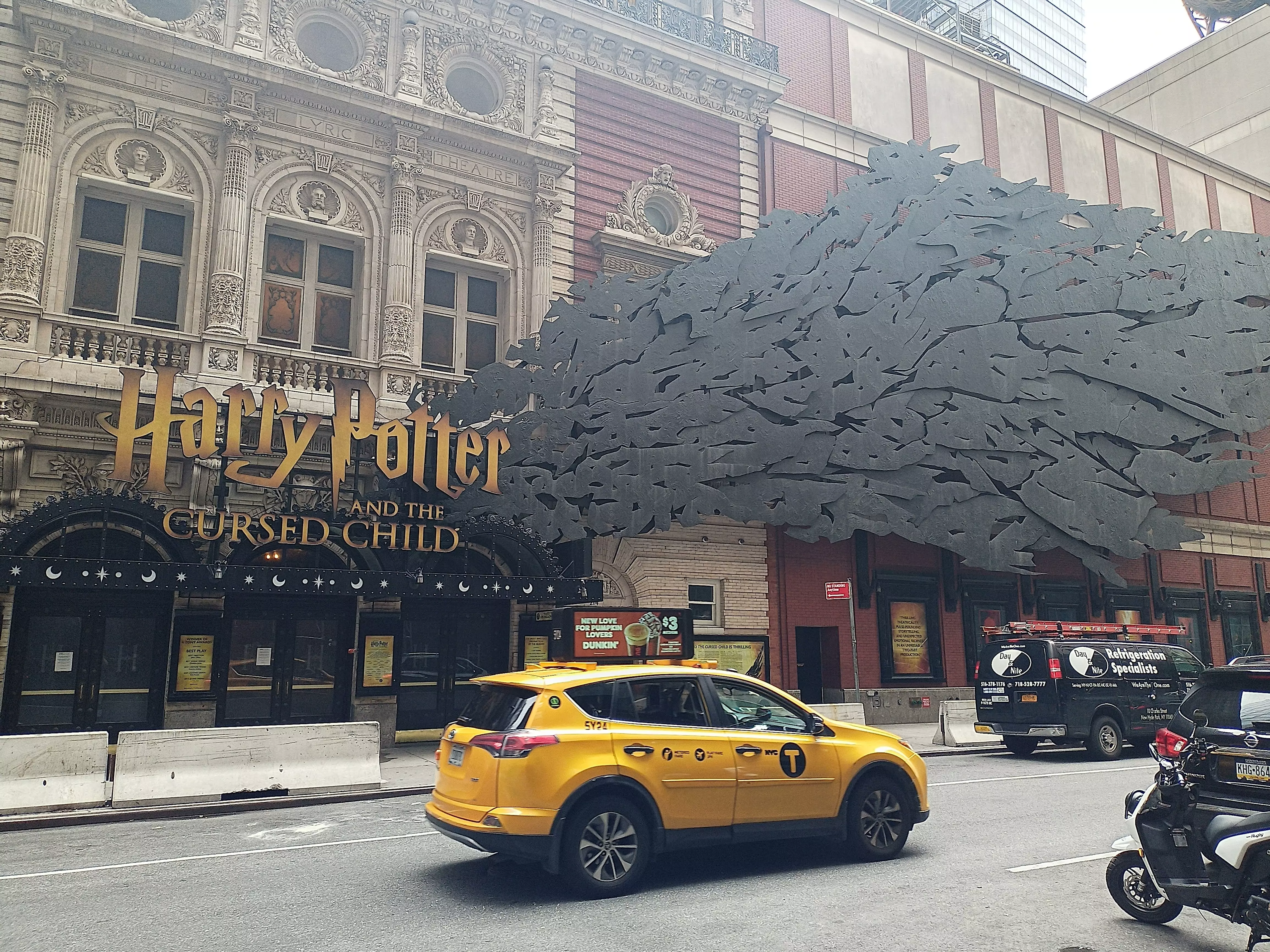NYC: teatro Harry Potter kaj la Malbenita Infano