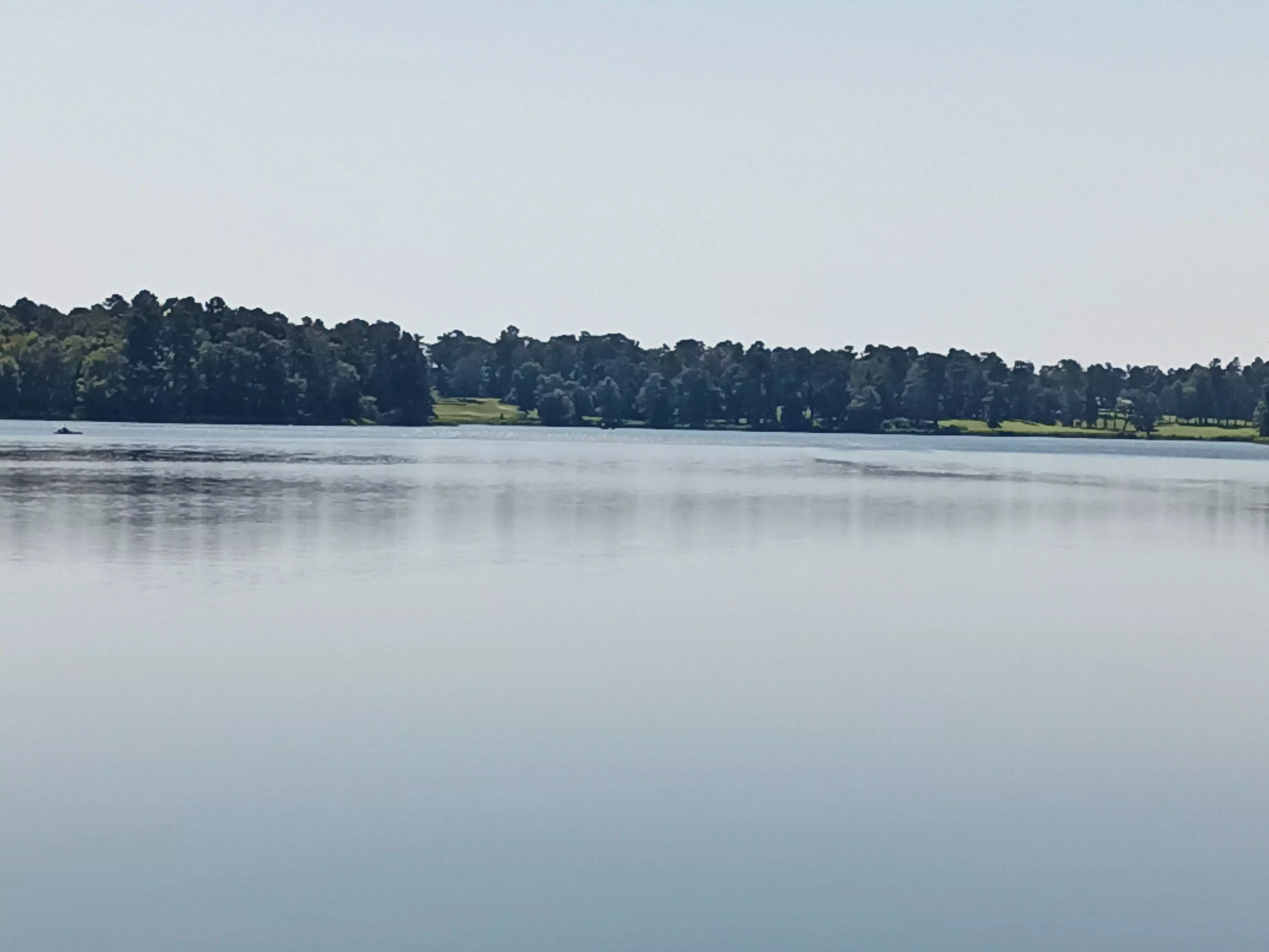 BLU g91 Pro 사진 샘플: 호수가 있는 풍경, 4배 줌