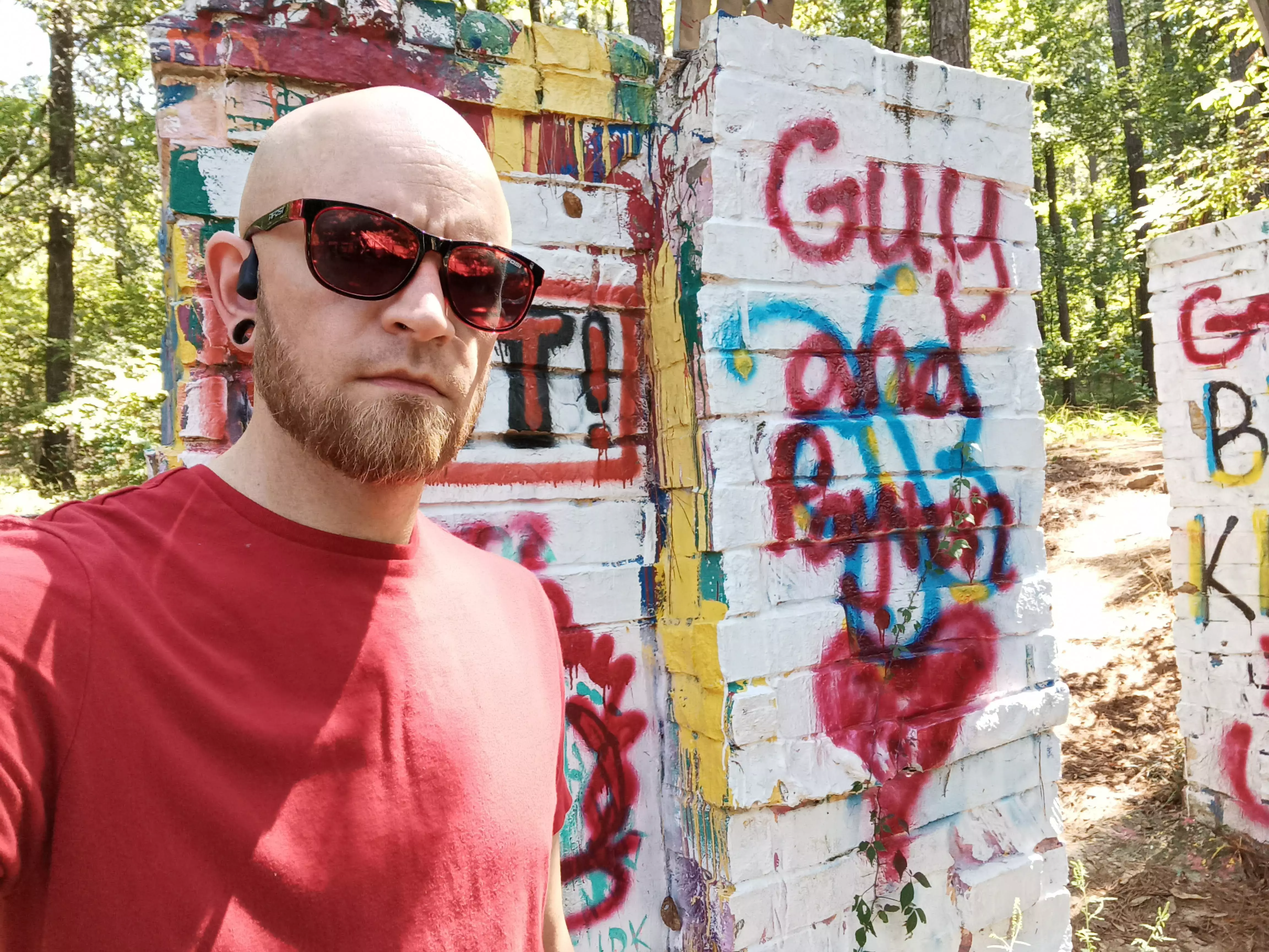 Exemple de caméra frontale BLU G91 Pro : un selfie devant un mur de graffitis