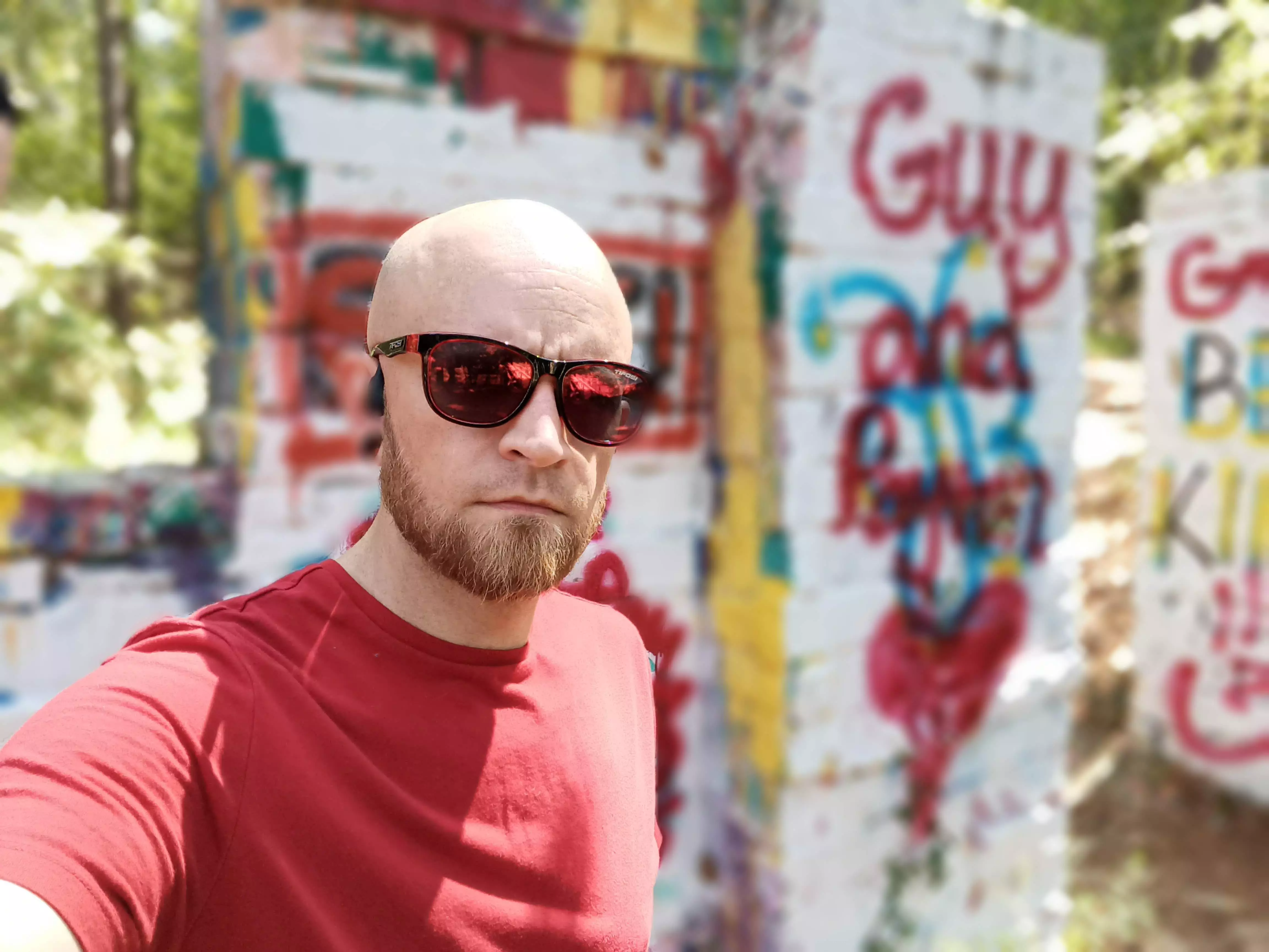 BLU G91 Pro-camera aan de voorkant: een selfie voor een graffitimuur-selfiemodus aan. Nogmaals, mijn oor is weg.