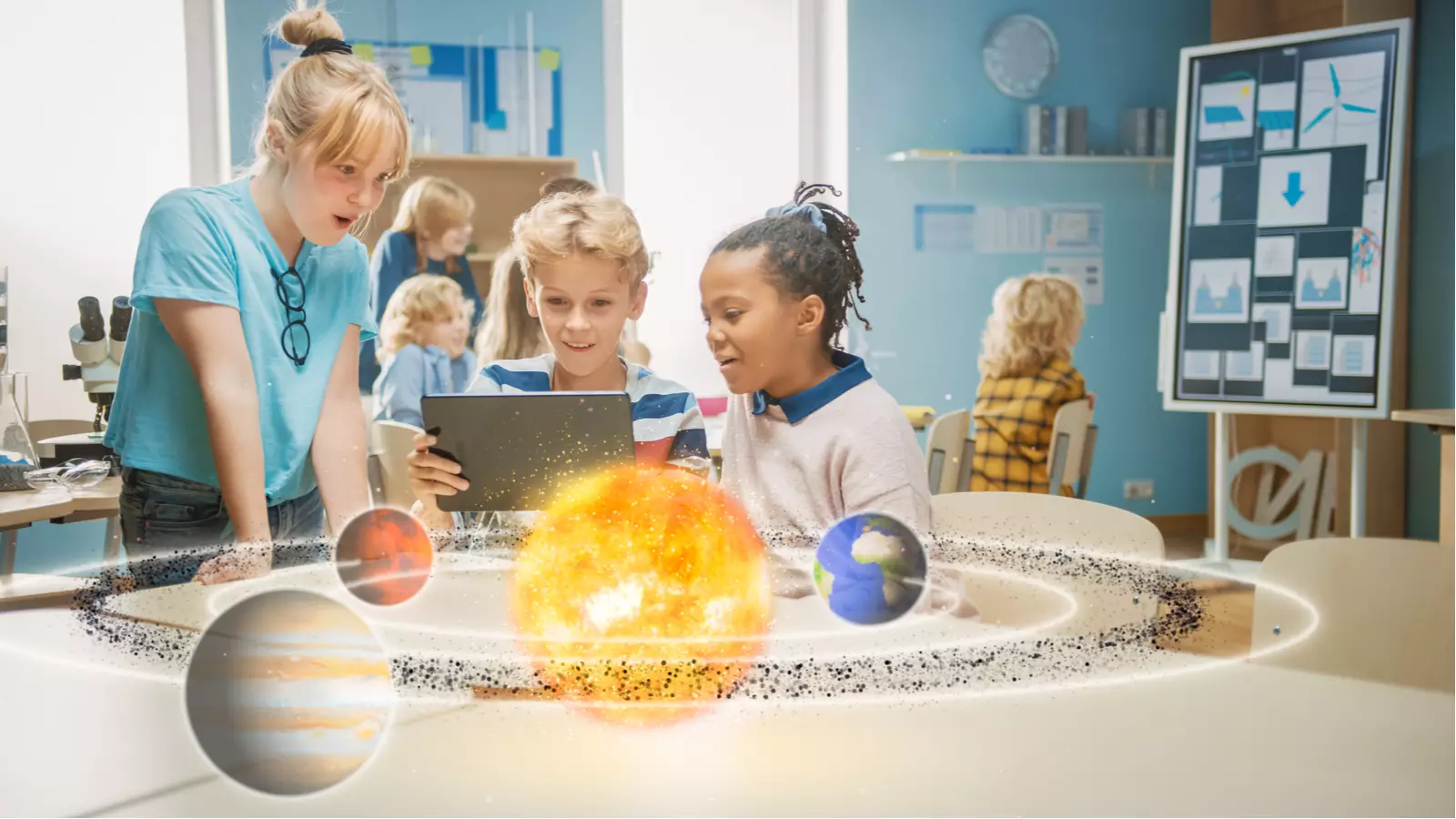 Drie uiteenlopende skoolkinders in wetenskapklas wat 'n digitale tabletrekenaar met volgemaakte werklikheidsagteware gebruik om van planete te leer