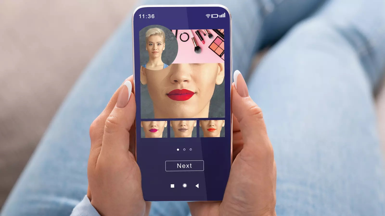 App ea Augmented reality beauty ho smartphone e tšoaroang ke motho ea lutseng fatše