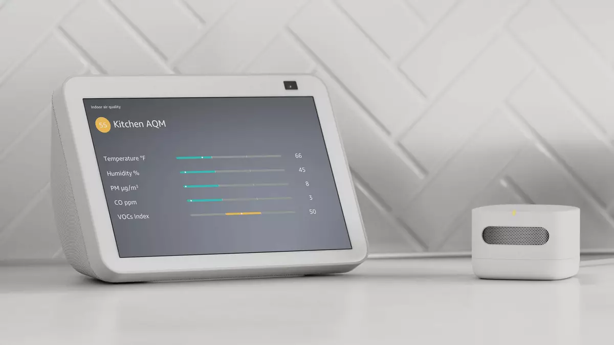 Monitor jakości powietrza w pomieszczeniach firmy Amazon obok inteligentnego wyświetlacza Echo Show.