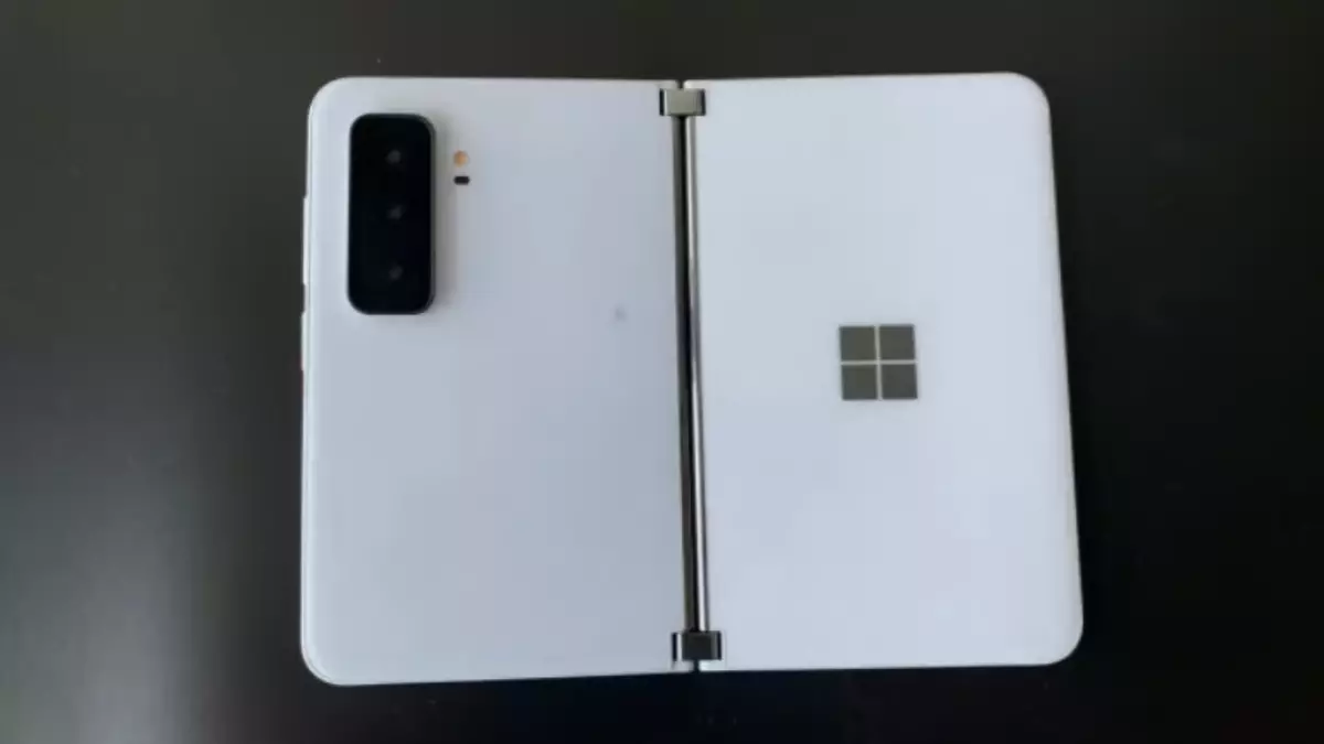 Microsoft Surface Duo සුදු පැහැයෙන් කාන්දු වීම