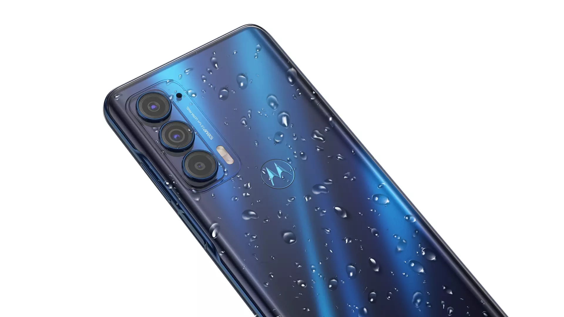 Motorola Edge 2021 v modri barvi, prekrita z vodo.