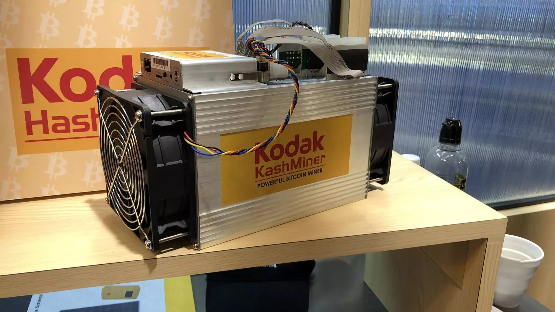 Počítač pro těžbu kryptoměn Kodak KashMinder, k vidění na CES 2018.