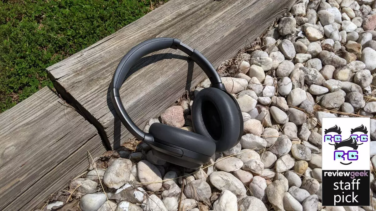 Ακουστικά Monoprice BT-600ANC που ακουμπούν σε ξύλινη επένδυση