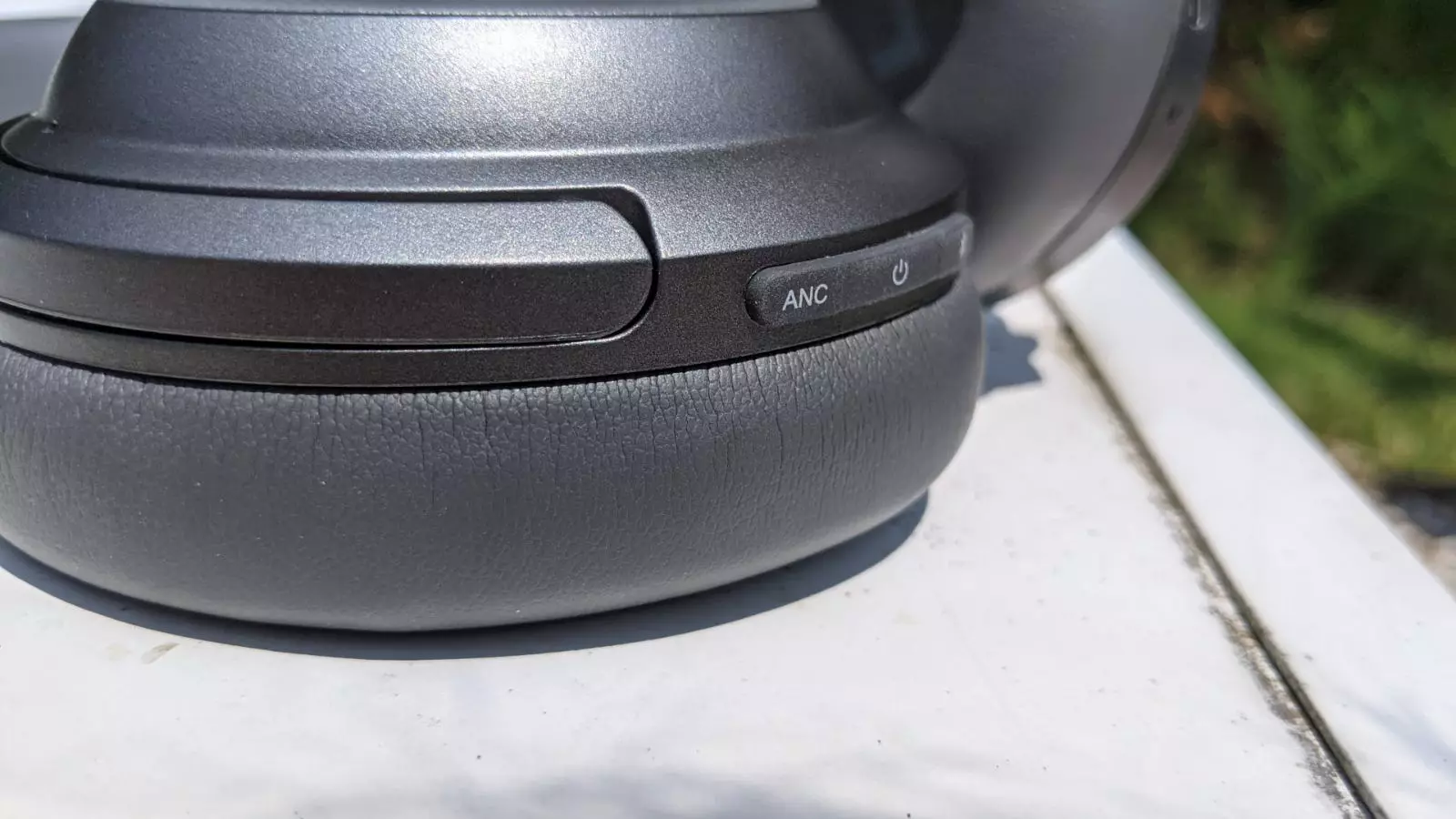 Close-up tal-kontrolli tal-headphones Monoprice BT-600ANC