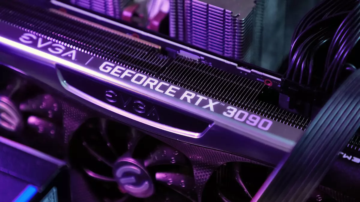 Placă grafică NVIDIA GeForce RTX 3090 într-o configurație elegantă de computer violet