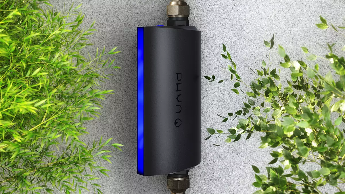 Phyn Plus (2. generasjon) smart vannsensor installert ute.