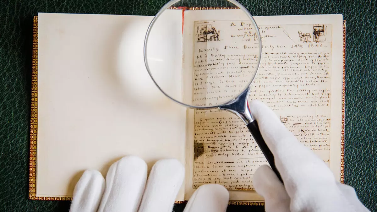 En museumsmedarbejder iført hvide handsker med et forstørrelsesglas inspicerer et manuskript eller en bog