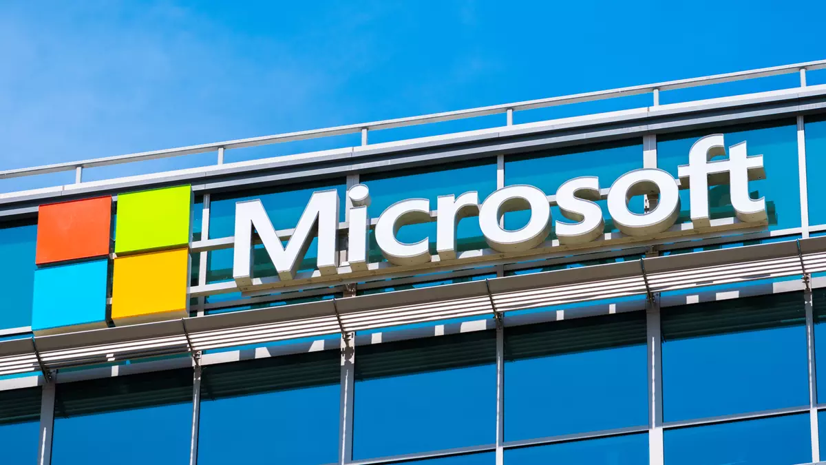 Logo Microsoft presso l'edificio per uffici dell'azienda situato nella Silicon Valley, nella zona della baia di San Francisco a sud