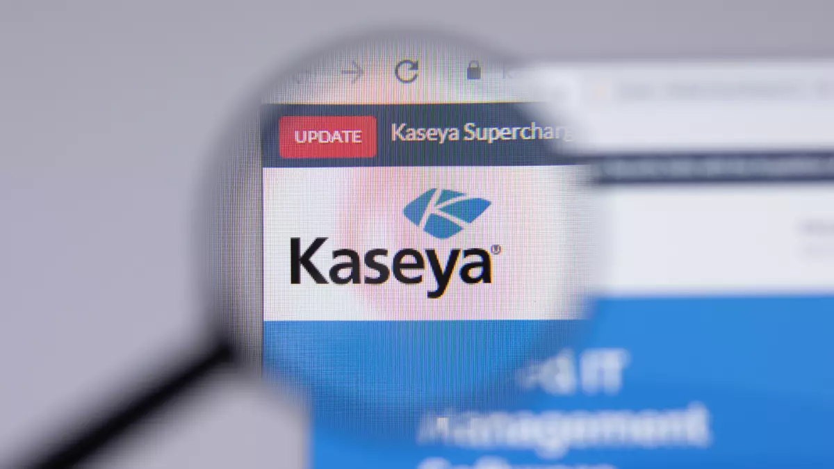 Uma lupa sobre o logotipo da Kaseya.