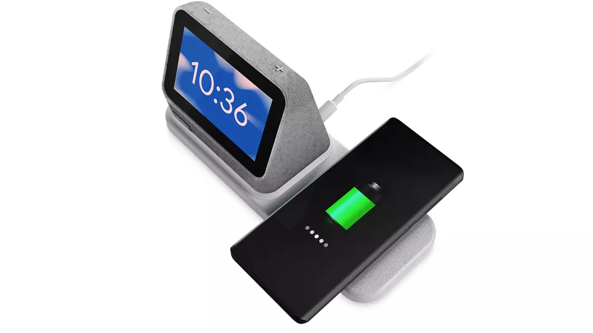 लेनोवो स्मार्ट क्लॉक 2 वायरलेस तरीके से फोन को चार्ज करता है।
