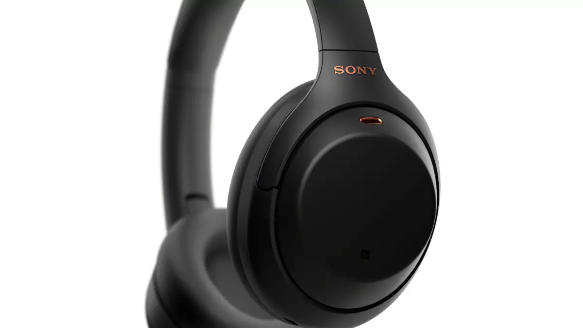 Bezdrátová sluchátka Sony WH-1000XM4 s potlačením hluku na bílém pozadí.