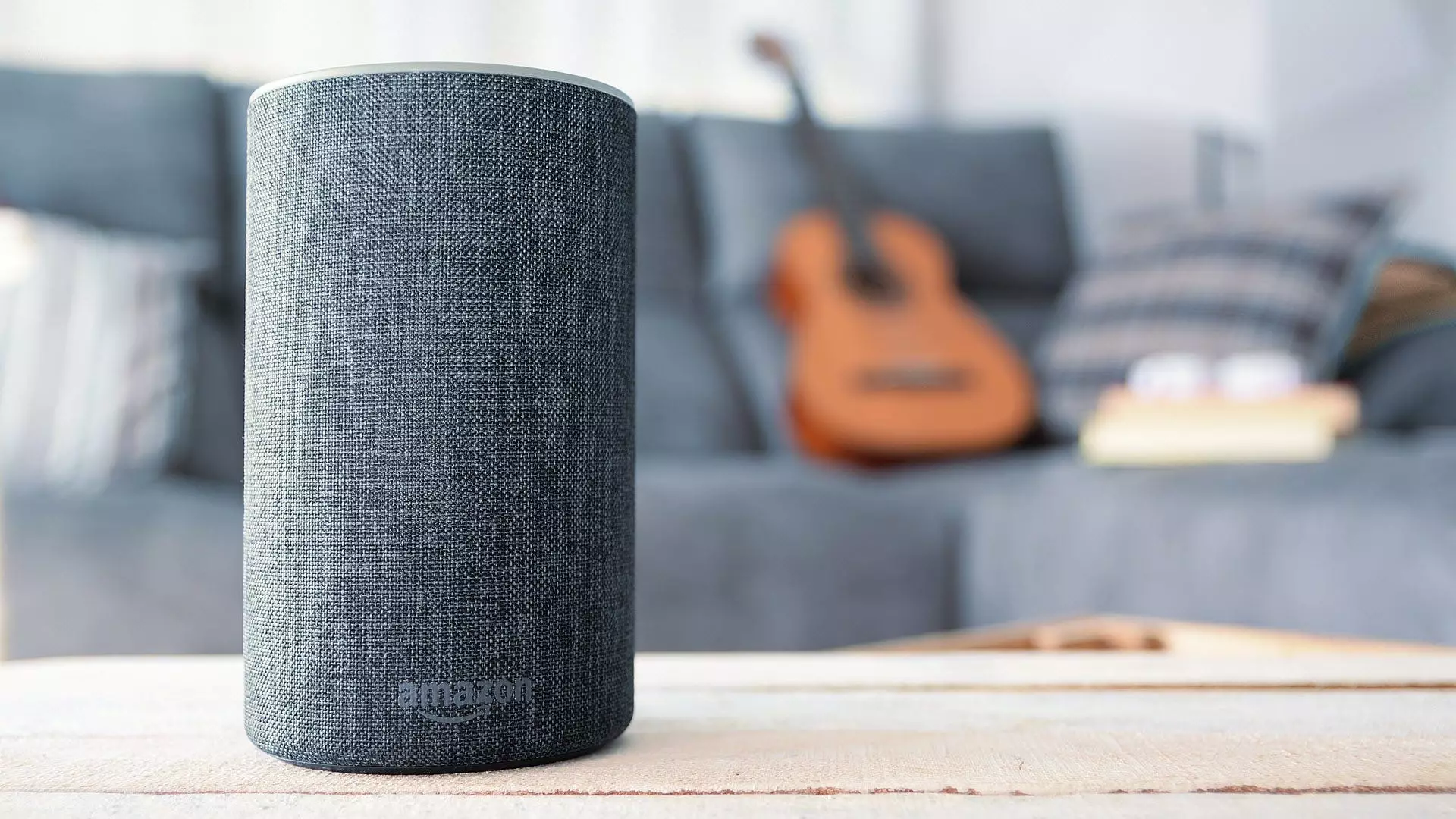 Un Amazon Echo pe o măsuță de cafea din sufragerie.