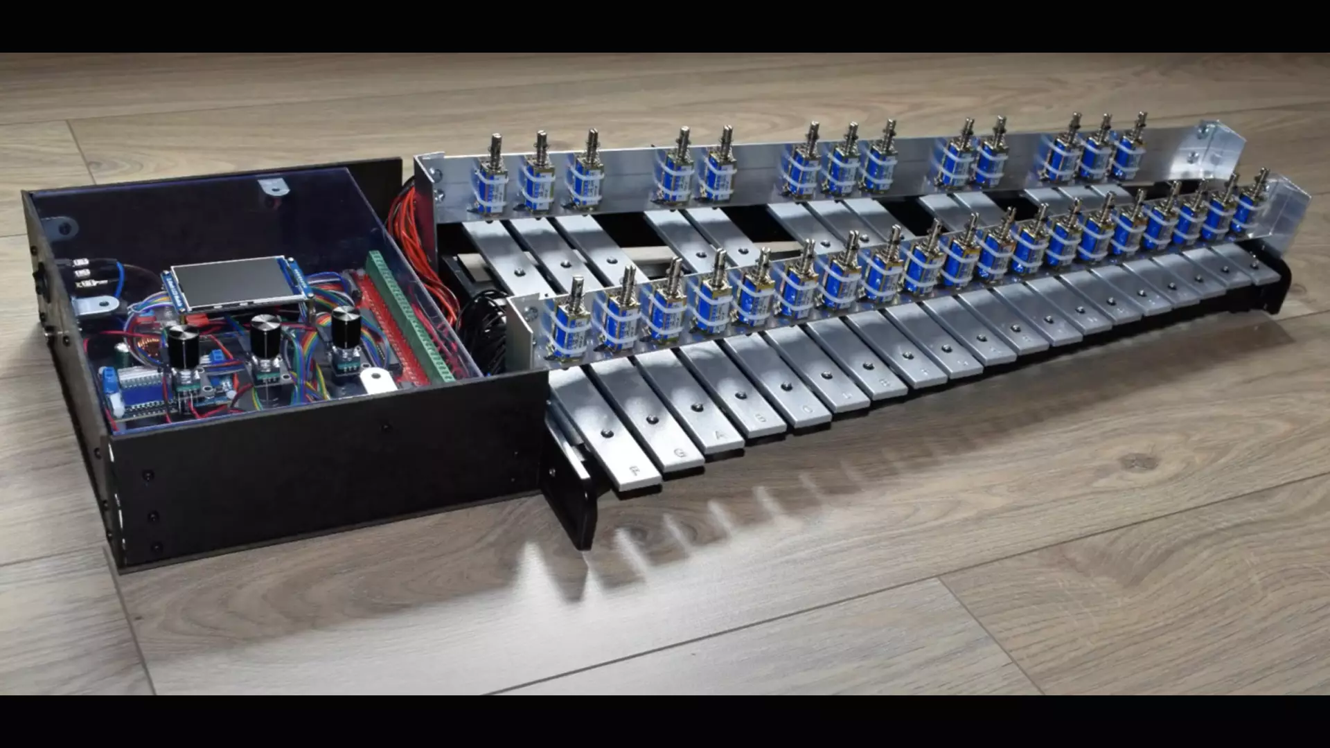 Zapomeňte na band Geeks: Tento xylofon Raspberry Pi umí hrát sám sebe