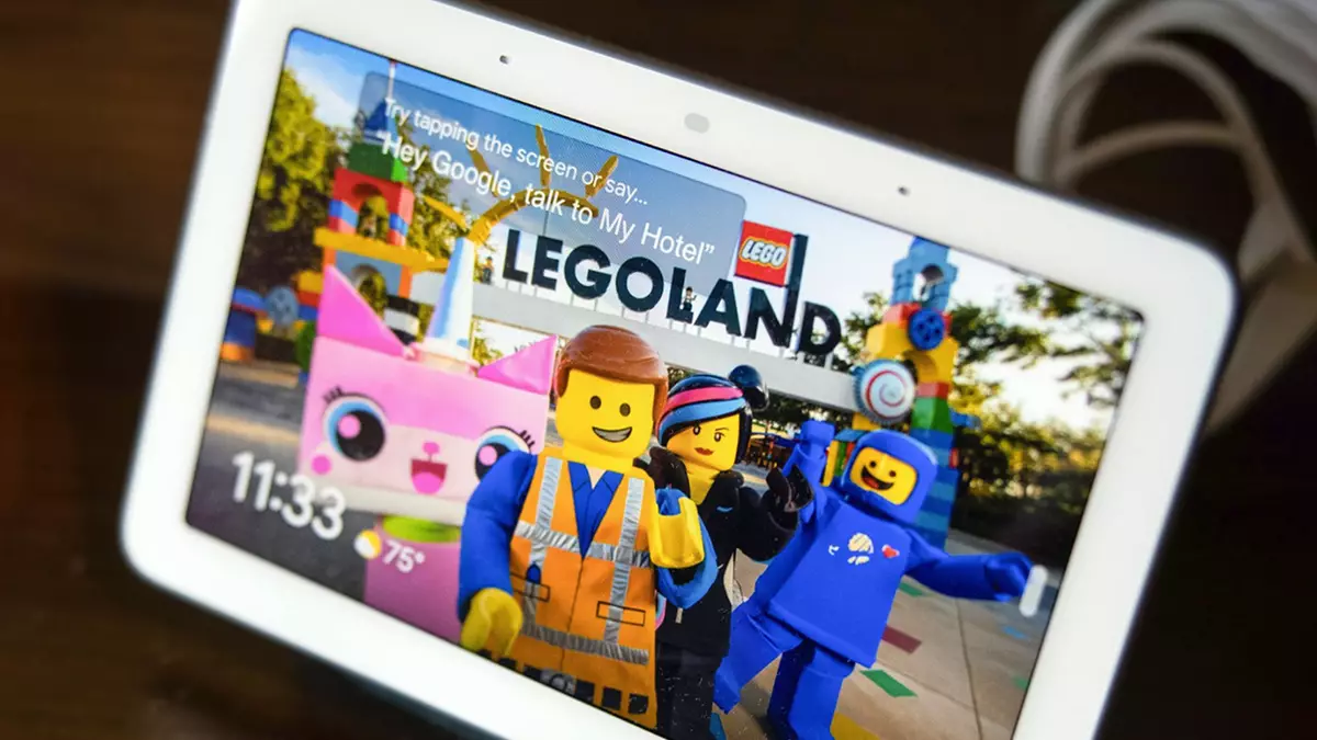 Ein Google Nest Hub mit dem LEGOLAND-Logo auf dem Bildschirm.