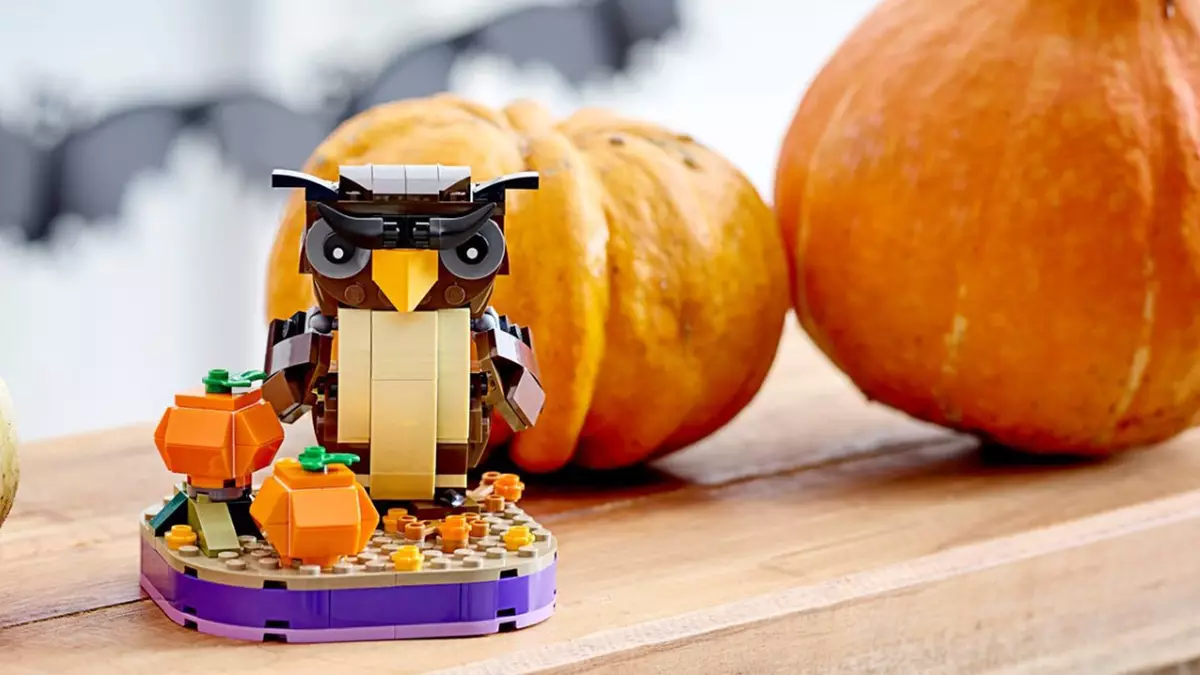 LEGO Halloween Owl napetraka eo akaikin'ny voatavo sy ny haingo isan-taona