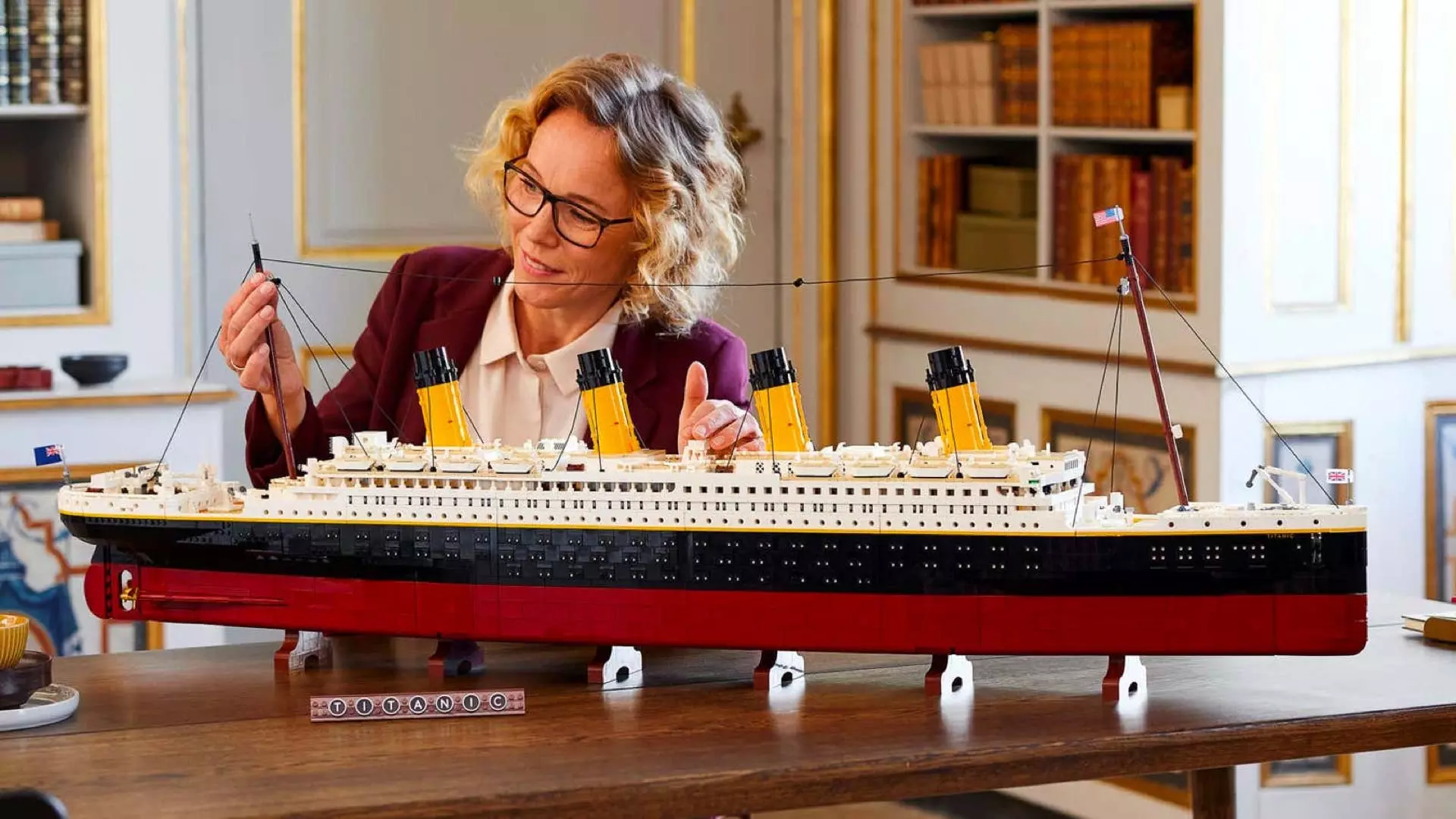 LEGO တိုက်တန်းနစ်သည် အုတ်ပေါင်း 9,090 ပါ၀င်သည့် အကြီးမားဆုံး အတွဲများထဲမှ တစ်ခုဖြစ်သည်။
