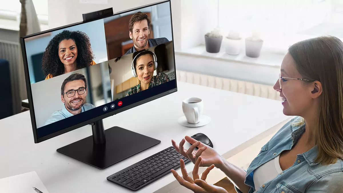 有人使用 Samsung Webcam Monitor S4 的弹出式网络摄像头进行视频会议。