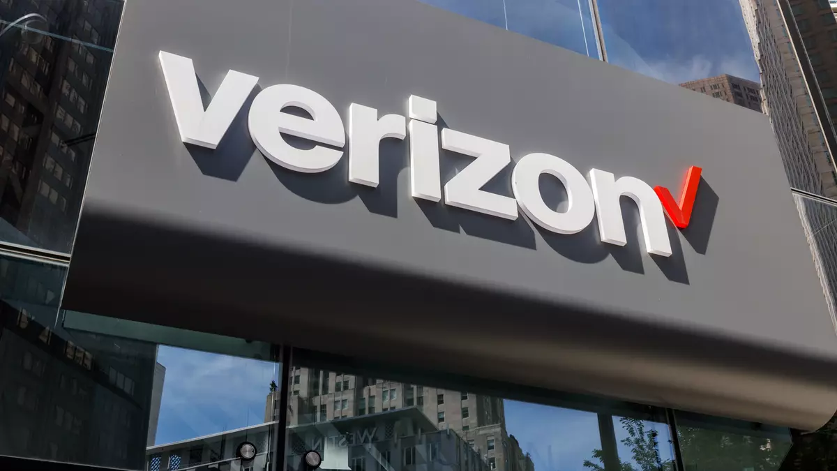 Логотипи ҷойгиршавии чаканаи Verizon Wireless дар назди мағоза