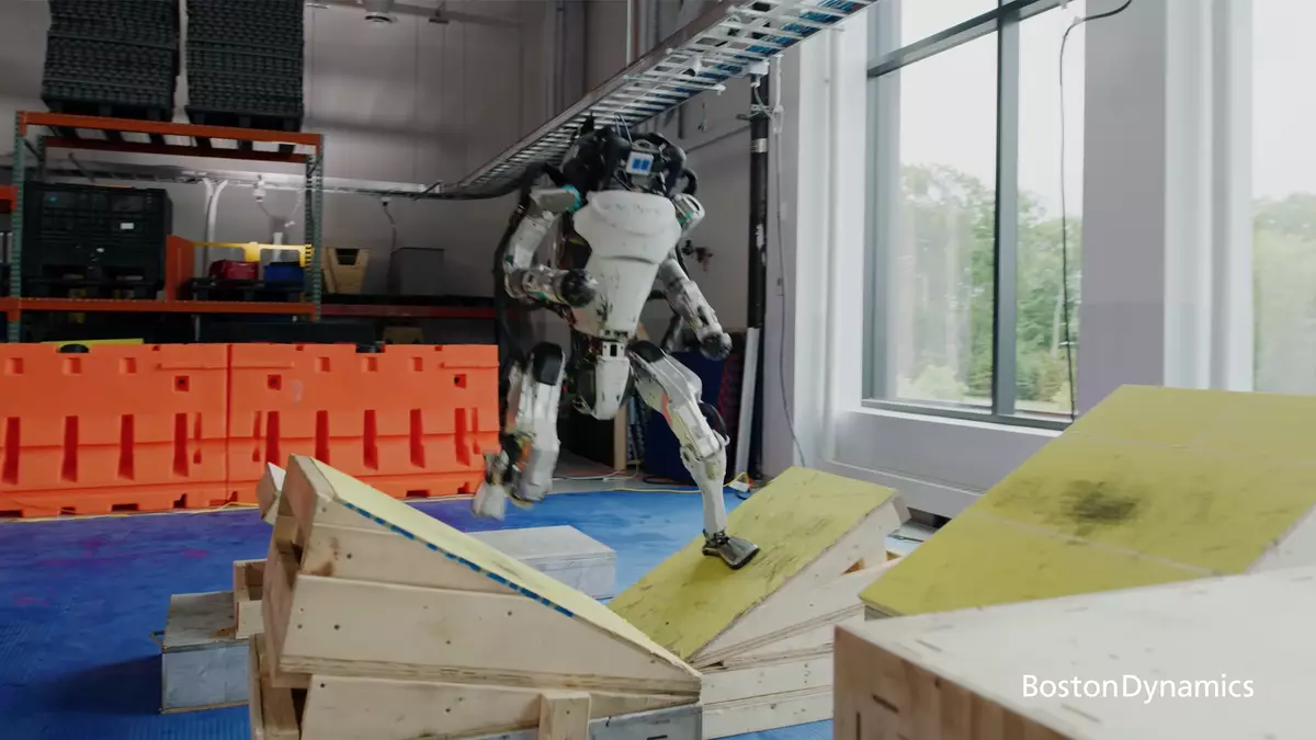 બોસ્ટન ડાયનેમિક્સ એટલાસ રોબોટ અવરોધ અભ્યાસક્રમ ચલાવી રહ્યો છે