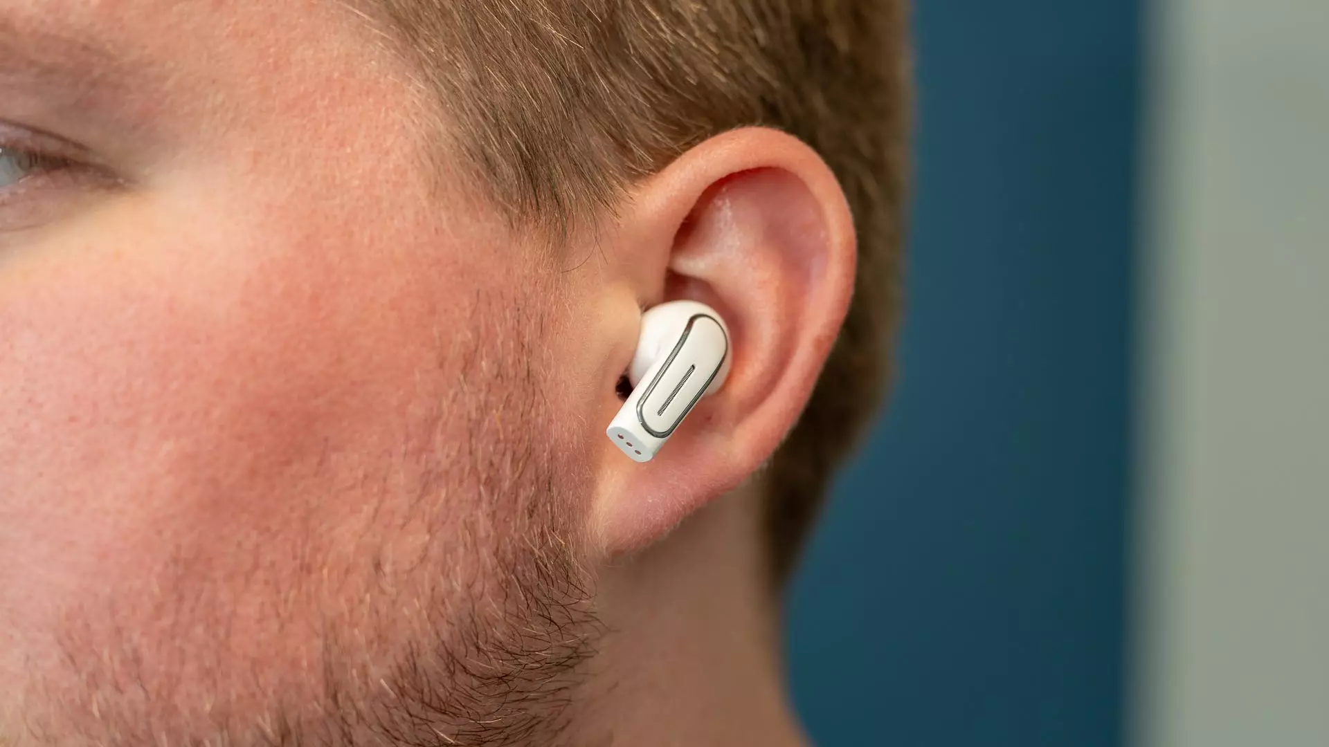 Un auricular dentro de una oreja