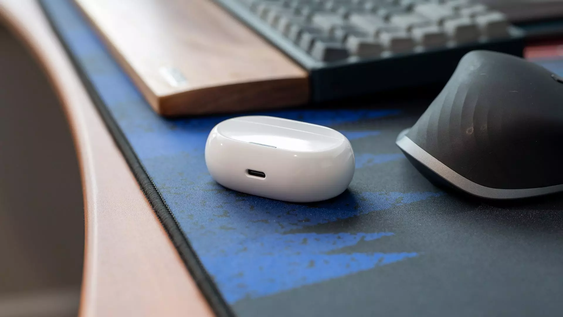 Бело футрола за слушалки на биро