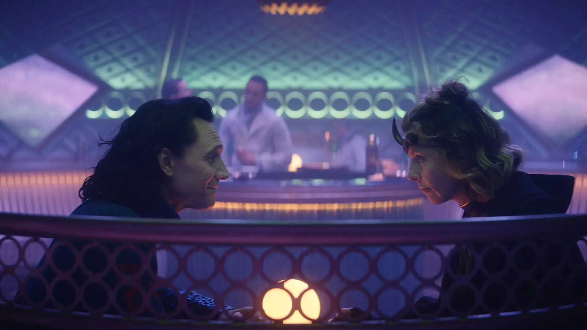 Loki e Sylvie falando nun vagón restaurante dun tren.