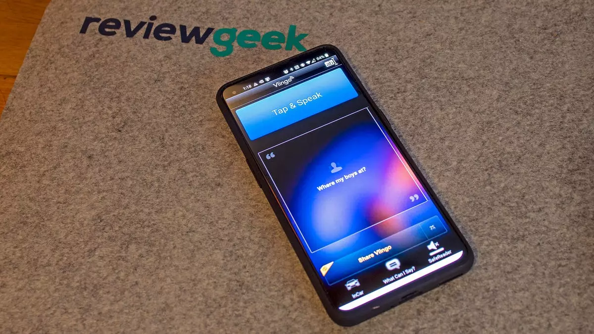 रिव्ह्यू गीक लोगोच्या शेजारी Vlingo अॅप चालवणारा Android फोन
