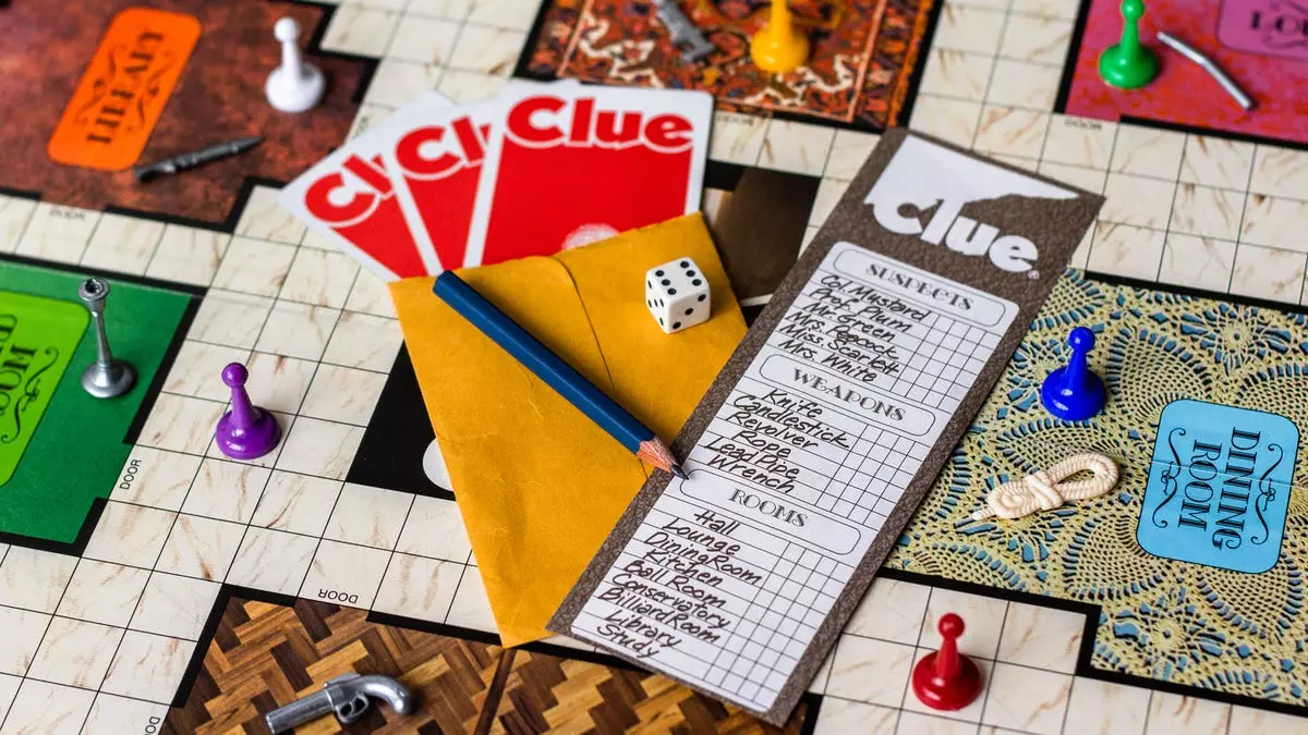 Permainan 'Clue' di atas meja, kepingan condong.