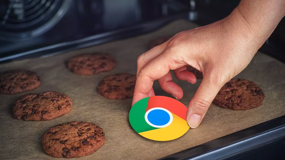 Una mano sacando el logotipo de Google Chrome de una bandeja para hornear galletas