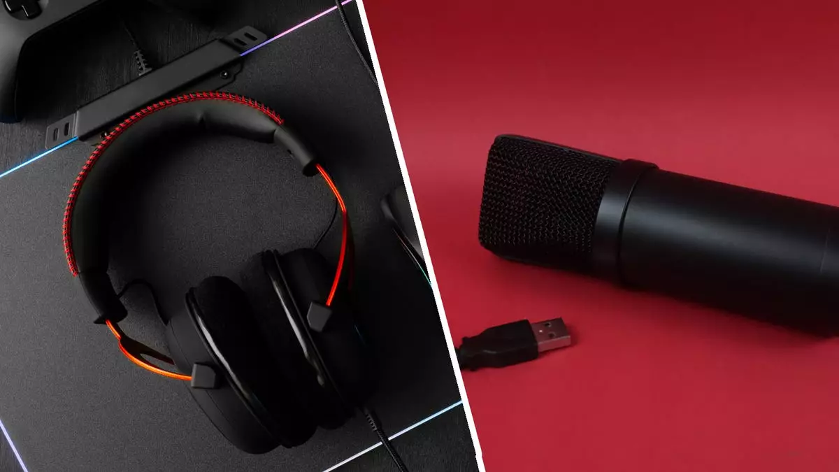 Gaming headset op bureau en een microfoon tegen rode achtergrond in een collage.