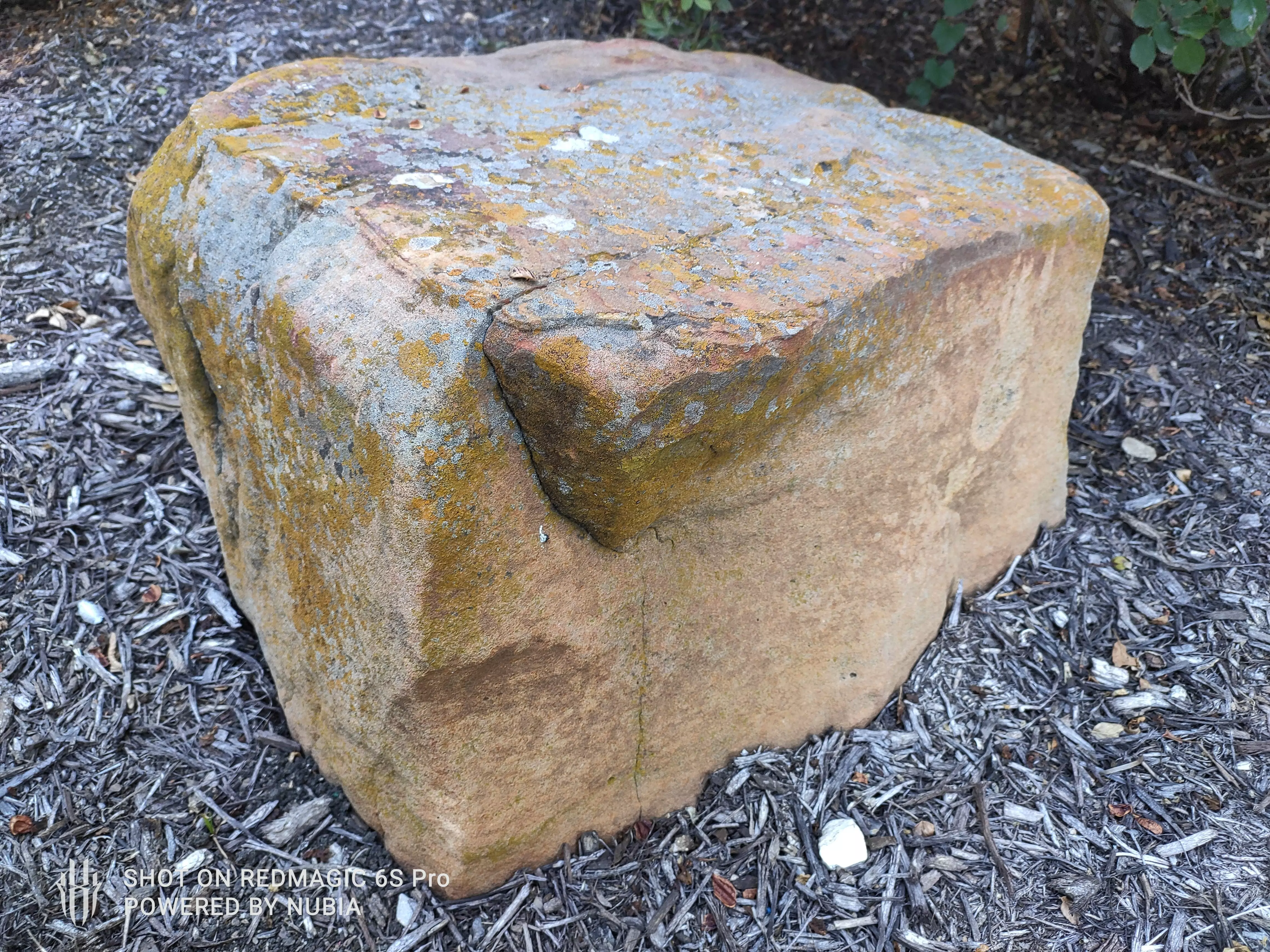 Red magic s6 pro תמונה של סלעים באמצעות מצלמה ראשית