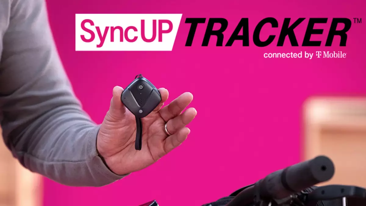 T-Mobile's nieuwe SyncUP TRACKER wordt opgehouden over een fiets tegen een roze achtergrond