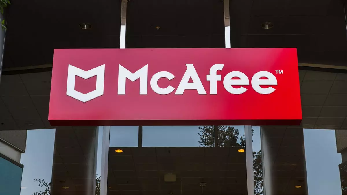 O logotipo da McAfee em um grande prédio.