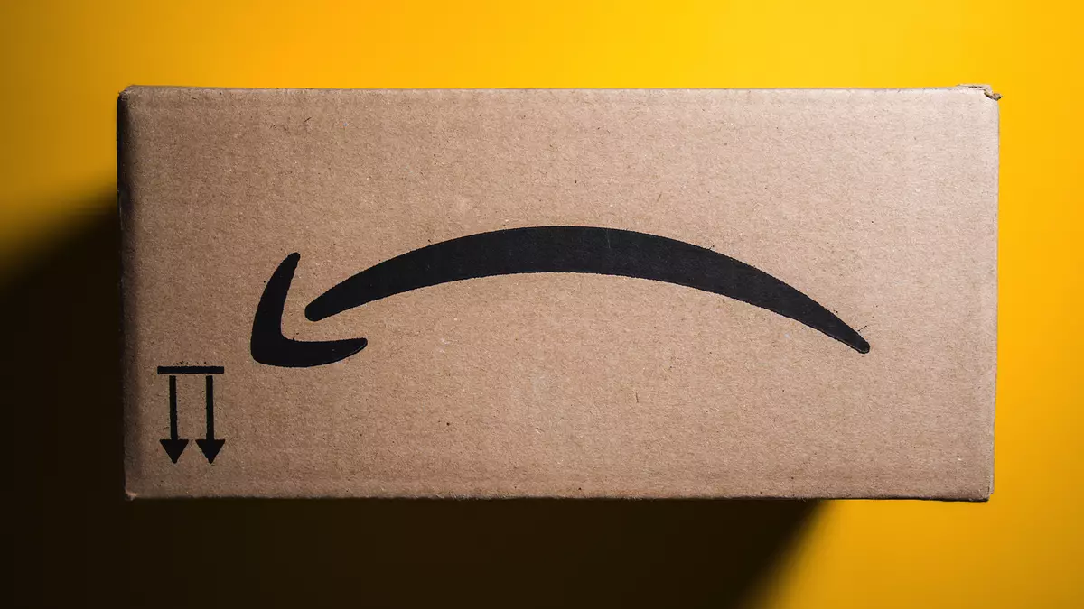 Uma caixa da Amazon de cabeça para baixo mostrando o logotipo do rosto sorridente como um rosto carrancudo.