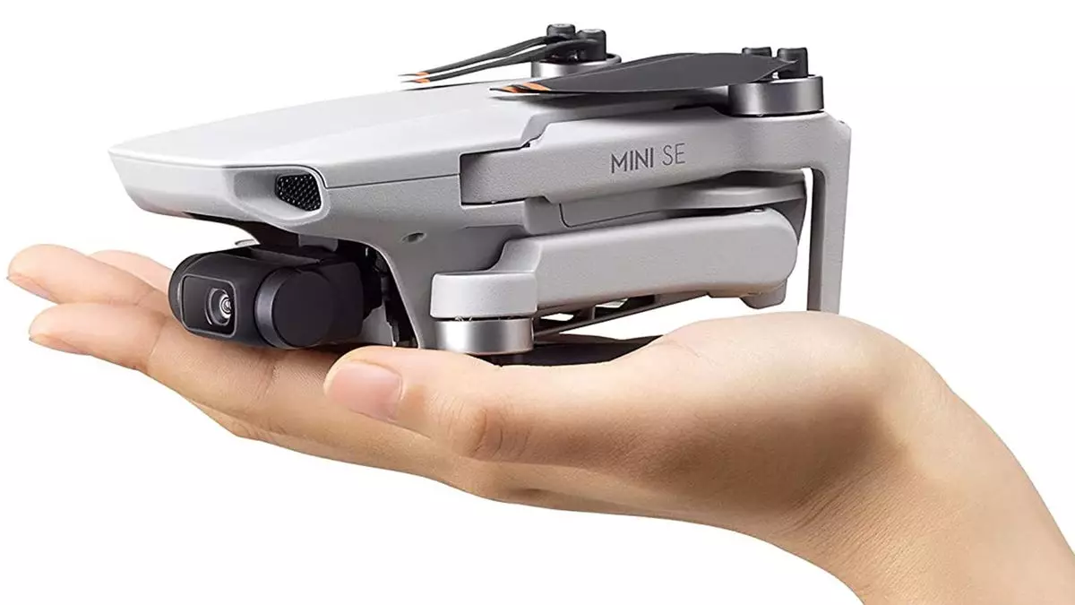 Eine Drohne, die in die Handfläche passt.