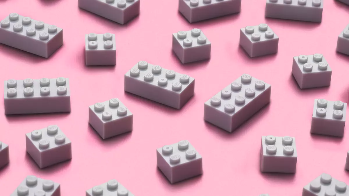 Прототип переработанных кирпичей LEGO.